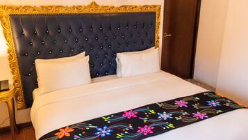 Lençóis italianos Frette, roupa de alta qualidade, cofre no quarto