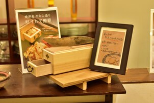 Um expositor de madeira com um menu emoldurado e uma caixa de madeira.