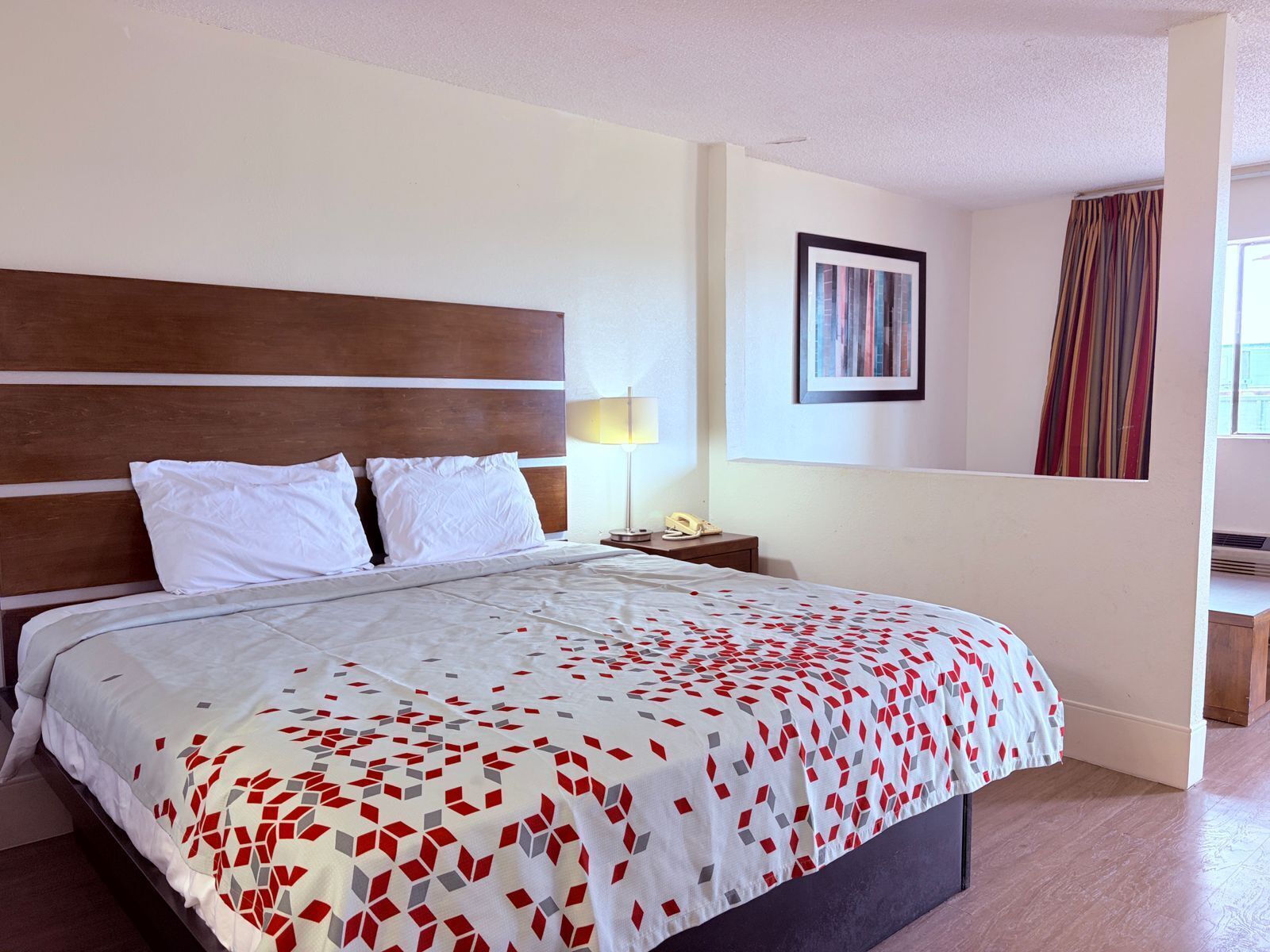 Quarto, 1 cama king-size, não fumadores | Secretária, Wi-fi grátis, roupa de cama fornecida 