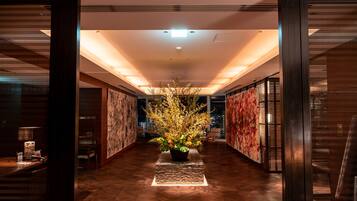 2 bares/lounges, saguão/lounge