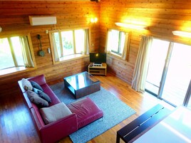 Casa de campo, para não fumantes, vista para o oceano | Sala de estar | TV de tela plana, DVD player