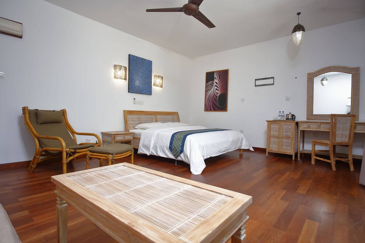 1 quarto, cofre no quarto, secretária, quartos insonorizados