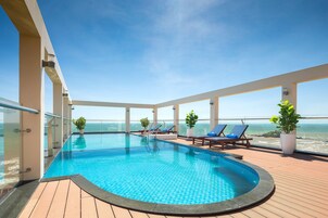 Piscina externa, funciona das 6h30 às 18h, espreguiçadeiras