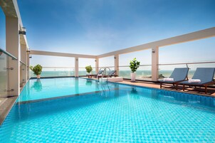 Piscina externa, funciona das 6h30 às 18h, espreguiçadeiras