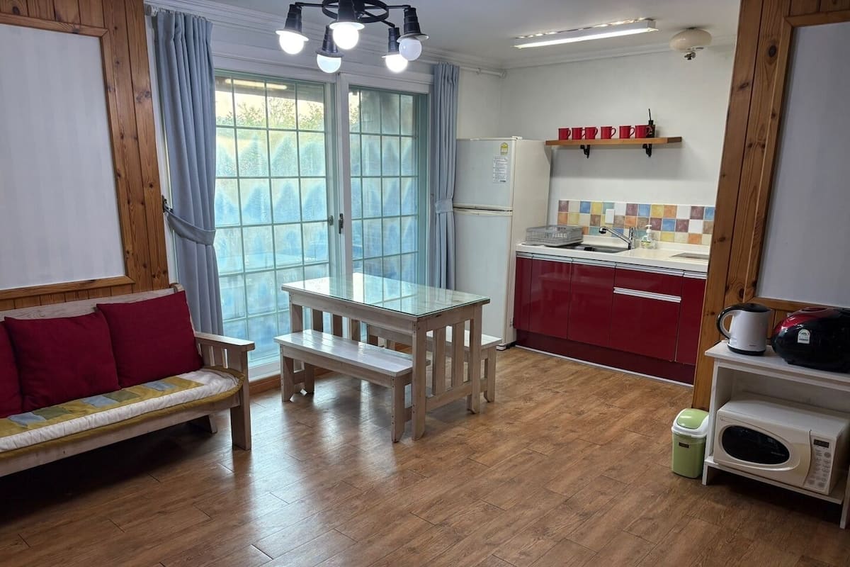 Dúplex | Cozinha privada | Um frigorífico, um micro-ondas, uma placa de cozinha