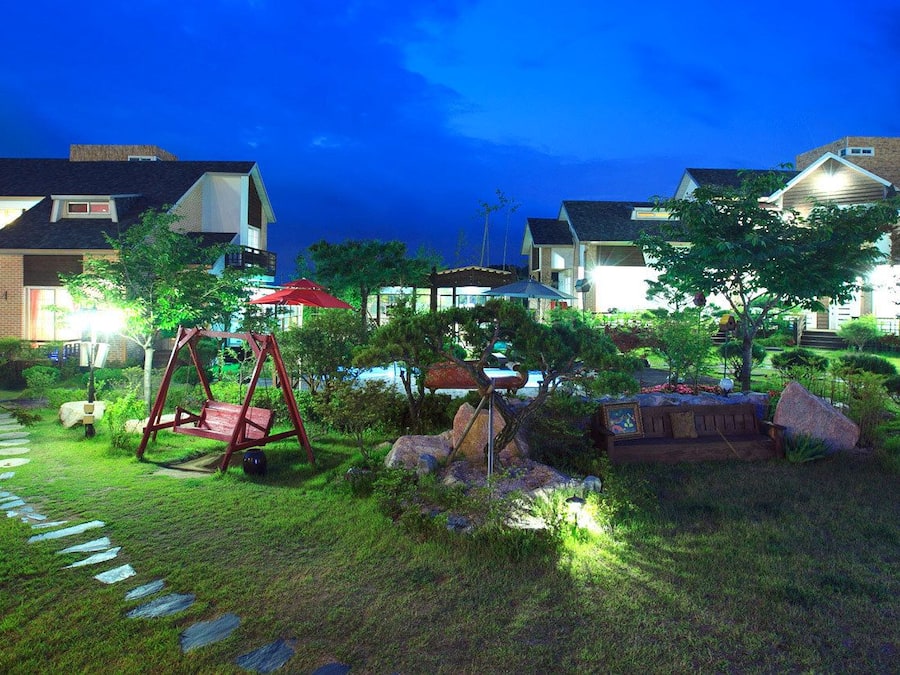 Fachada do alojamento (tarde/noite)