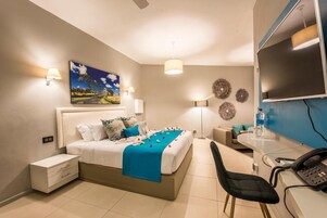 Quarto Deluxe, 1 cama king-size, vista para a baía | 1 quarto, roupa de alta qualidade, minibar, cofre no quarto