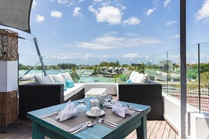 Café da manhã, almoço e jantar; local e internacional 