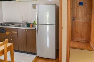 Quarto Familiar (Standard) | Cozinha privada | Um frigorífico/congelador grande, um micro-ondas, um forno