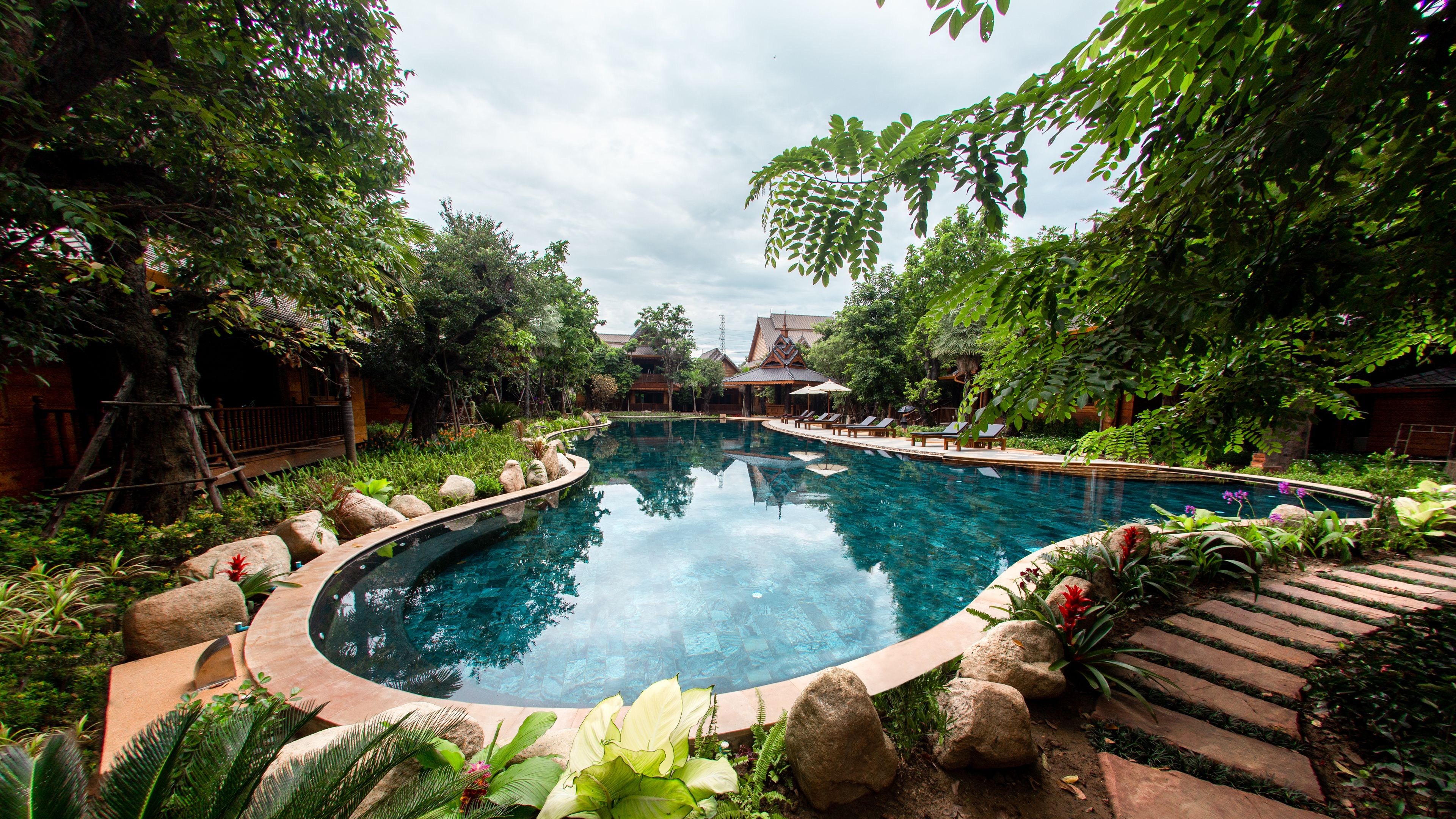 Piscina externa, funciona das 8h às 21h, barracas de cortesia