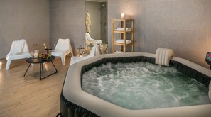 Loft com design assinado, 1 quarto, banheira de imersão | Banheira de hidromassagem particular