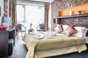 Minibar, cofre no quarto, secretária 