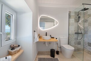 Apartamento, 1 cama Queen e sofá-cama, terraço, vista para o mar | Banheiro | Chuveiro, secador de cabelo, toalhas de banho, papel higiênico