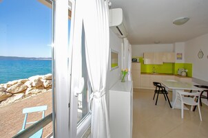 Apartamento, 1 quarto, vista para o mar | Cozinha privada | Um frigorífico, um micro-ondas, uma placa de cozinha 