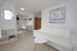 Apartamento, 1 quarto, vista para o mar (One Balcony) | Área de estar | TV de tela plana