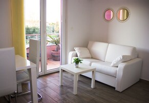 Apartamento, 1 quarto | Sala de estar | TV de ecrã plano 