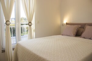 Apartamento, 2 quartos, sacada, vista para o mar | Ferros/tábuas de passar roupa, berços grátis, Wi-Fi de cortesia