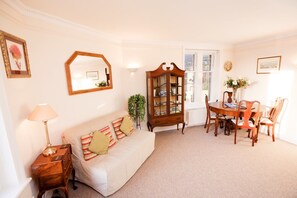 Apartamento, 2 quartos | Sala de estar | TV de ecrã plano, leitor de DVD 