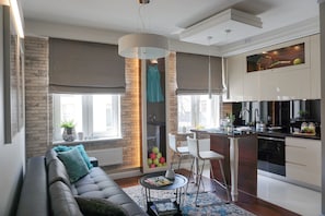 Apartamento superior (Miami) | Sala de estar | TV de tela plana 32 polegadas com canais a cabo, TV