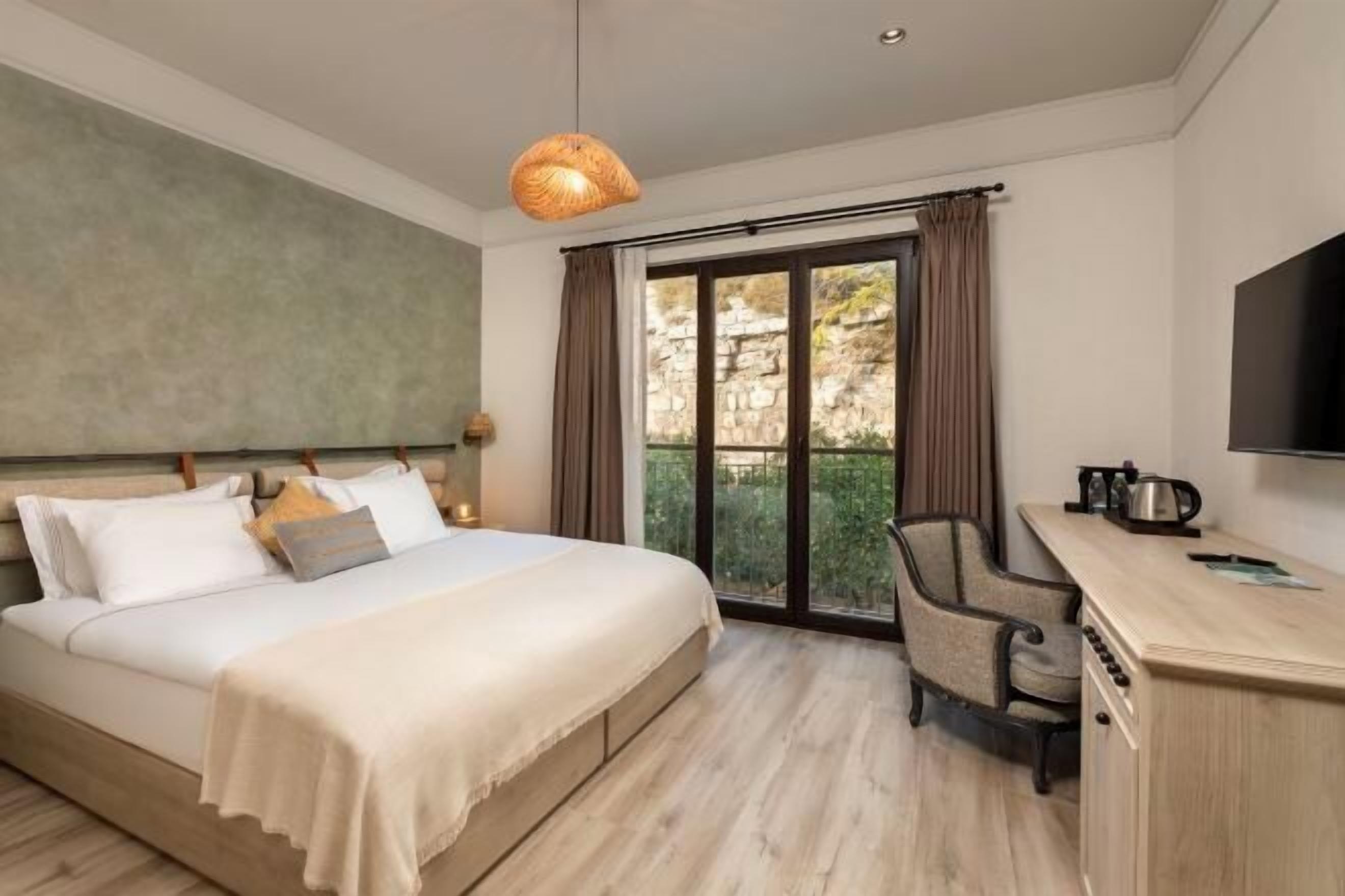 Roupas de cama premium, camas Tempur-Pedic, frigobar, cofres nos quartos
