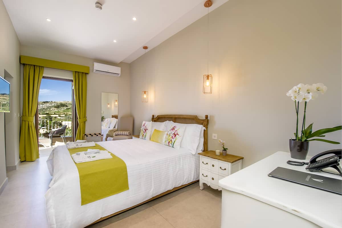 Quarto Duplo Comfort, varanda (Upper Floor) | Roupa hipoalergénica, cofre no quarto, cortinas/cortinados opacos 