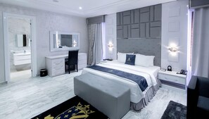 Apartamento Royal, varanda | Cofre no quarto, secretária, cortinas/cortinados opacos, Wi-fi grátis 