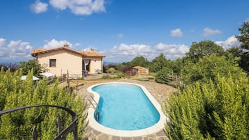 Villa Superior, piscina privativa, vista para a piscina | Vista do quarto