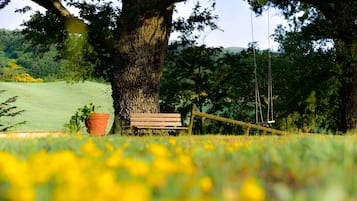 Villa Superior, piscina privativa, vista para a piscina | Vista para o campo desde o alojamento