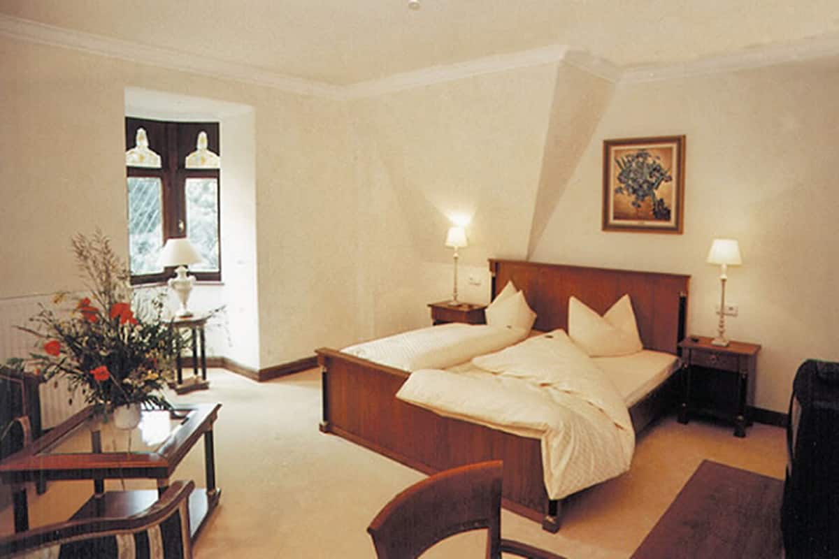 Minibar, secretária, quartos insonorizados, berços/camas para crianças