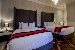 Quarto casal família, 2 camas de casal | Roupas de cama premium, edredons de pluma, frigobar, cofres nos quartos