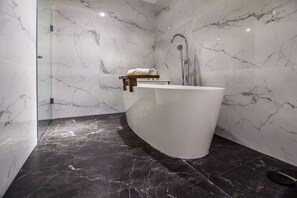 Quarto Júnior | Casa de banho | Um secador de cabelo, sabão, champô, papel higiénico 