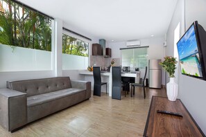 3-Bedroom Pool Villa | Sala de estar | TV LCD