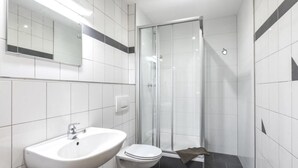 Quarto solteiro | Banheiro | Chuveiro, toalhas de banho