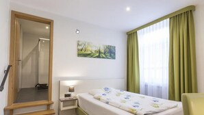 Quarto solteiro | Escrivaninha, Wi-Fi de cortesia, roupa de cama