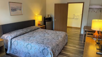 Quarto Económico, 1 cama king-size, não fumadores, no rés do chão | Ferro/tábua de engomar, Wi-fi grátis, roupa de cama fornecida