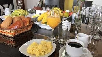 Pequeno-almoço preparado no momento diário mediante uma taxa