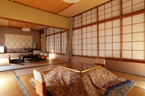 Quarto tradicional (Japanese Style, Run of House) | Cofres nos quartos, roupa de cama