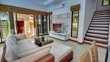 3 Bedrooms Private Pool Villa | Área de estar | TV de tela plana
