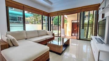3 Bedrooms Private Pool Villa | Área de estar | TV de tela plana
