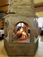 Serviço de café da manhã, almoço, jantar; vistas para o jardim