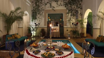 Café da manhã, almoço e jantar; culinária marroquina