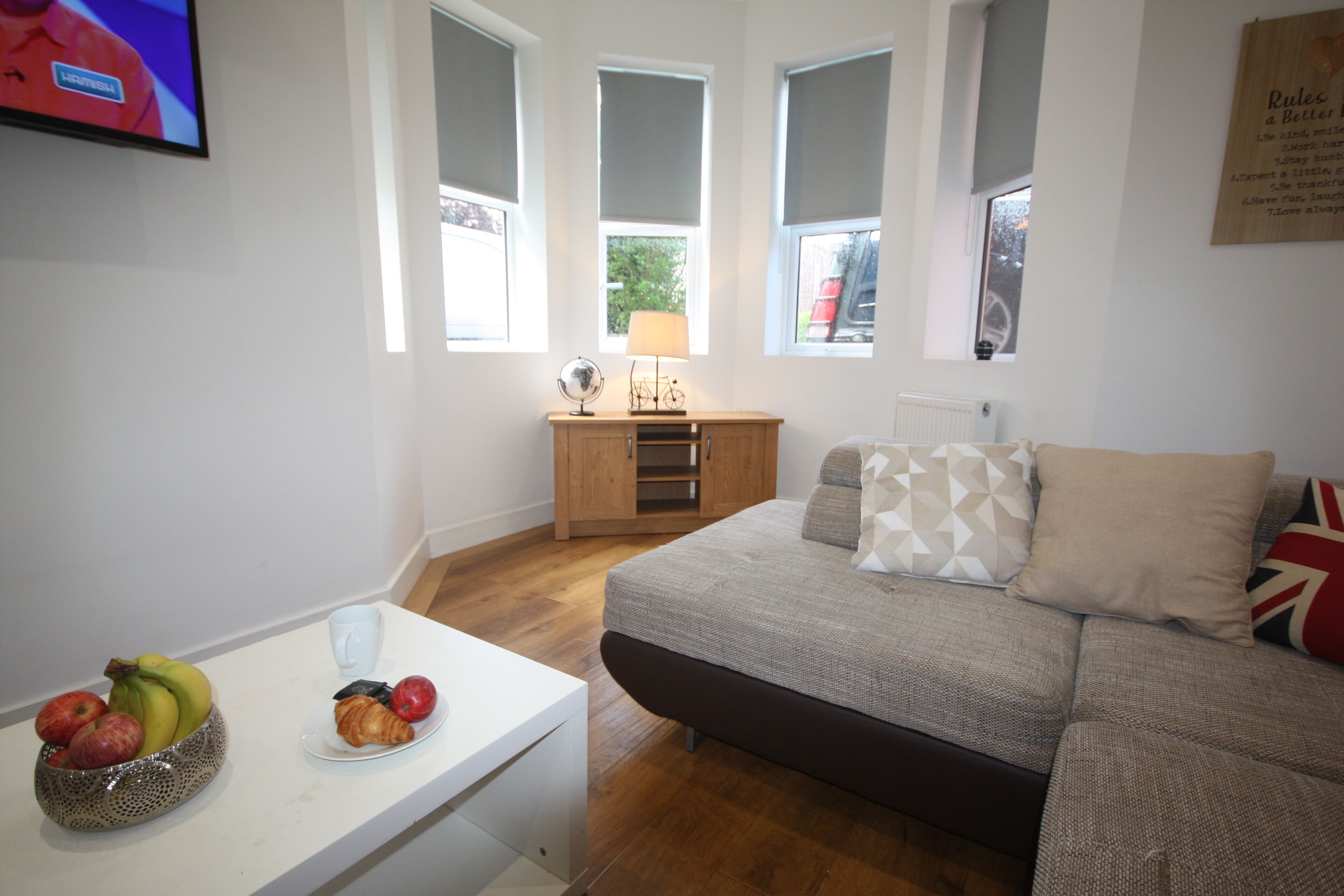 Apartamento luxo, várias camas, para não fumantes | Área de estar | Smart TV, DVD player, brinquedos