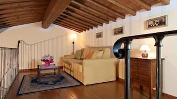 Apartamento, 3 quartos | Sala de estar | Televisor LCD