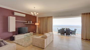 Apartamento (3 Bedrooms) | Sala de estar | Smart TV de 50 polegadas com canais por cabo, televisor