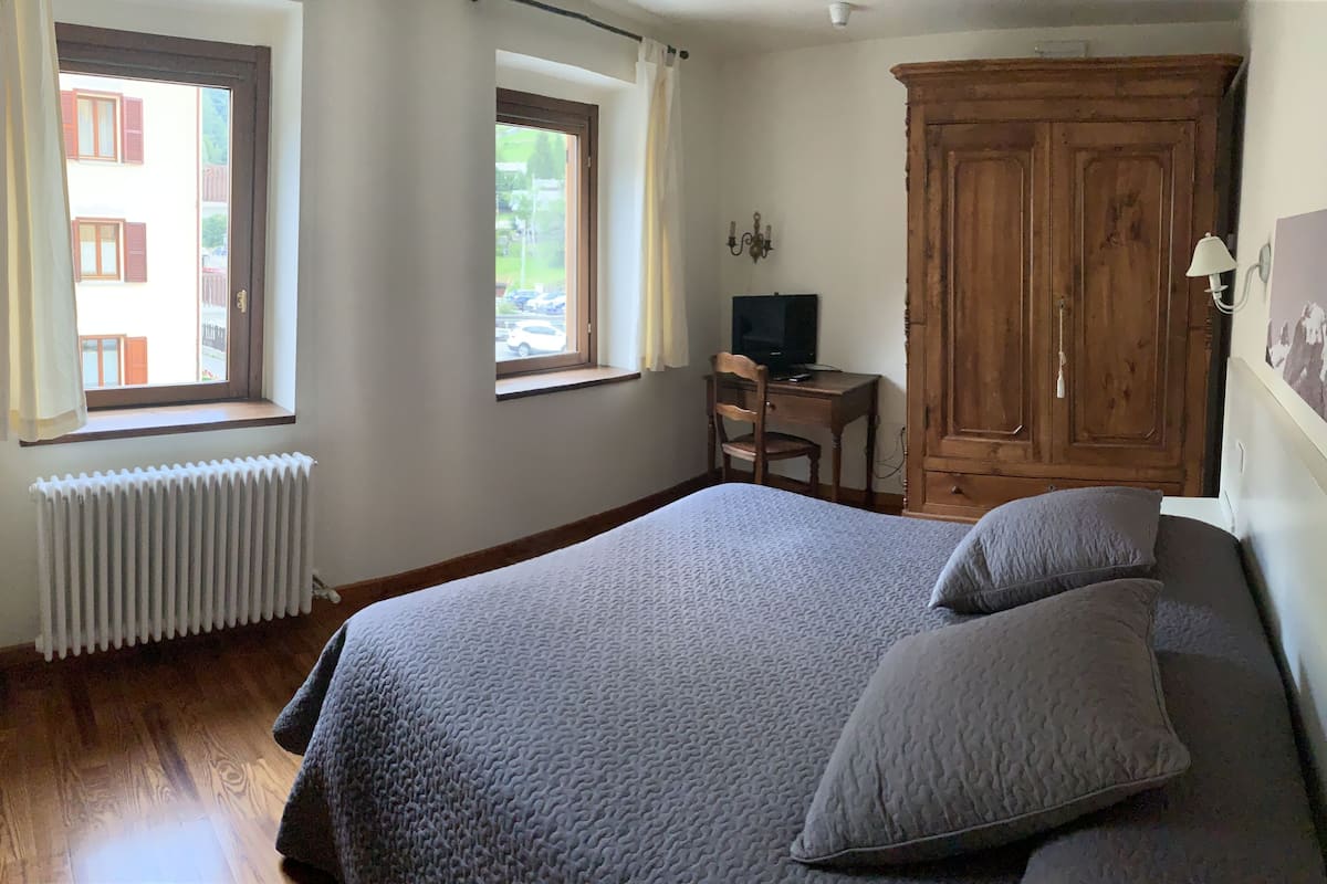 Apartamento, 1 quarto, terraço (Trilocale con terrazzo) | 2 quartos, cofre no quarto, secretária