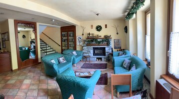 Área de estar no saguão