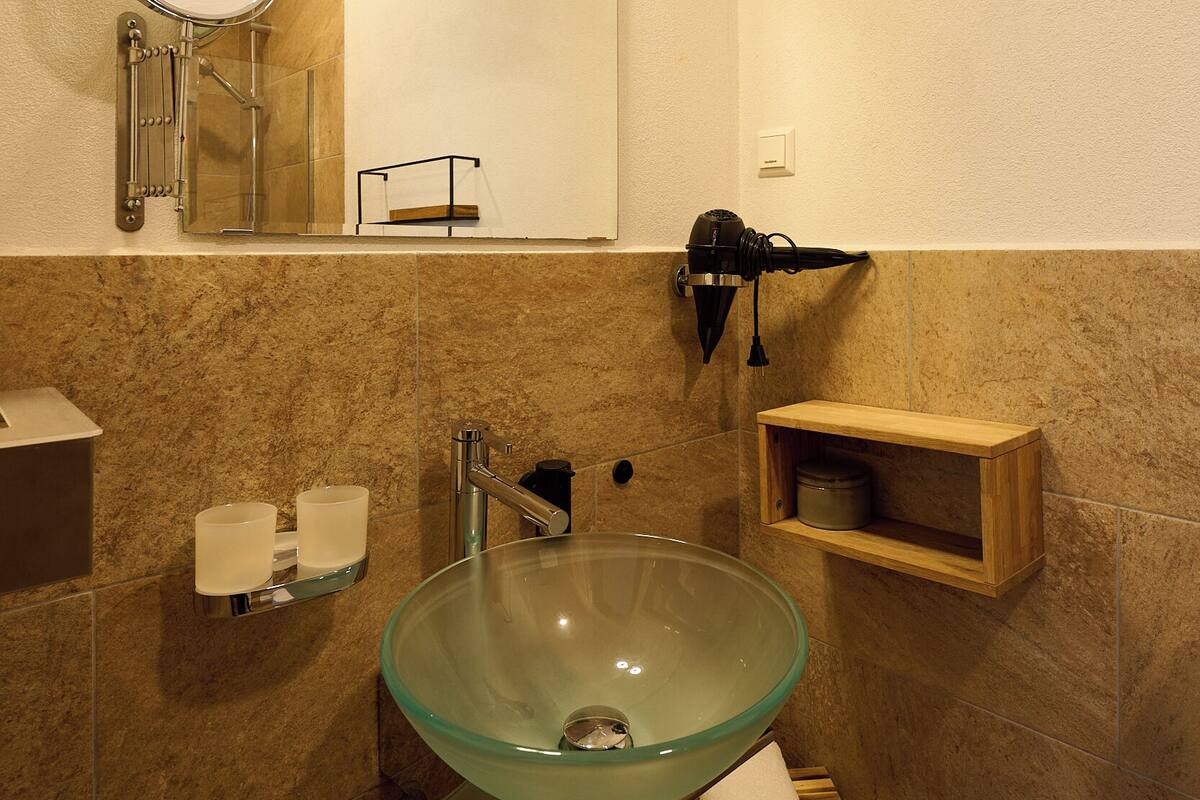 Quarto Duplo Comfort, 1 cama de casal, varanda | Casa de banho | Um polibã, um chuveiro fixo, artigos de higiene pessoal grátis 
