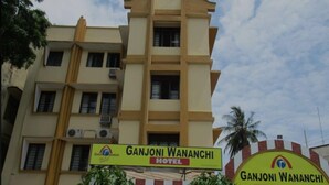Fachada do Hotel Ganjoni Wananchi, com várias janelas e aparelhos de ar condicionado.