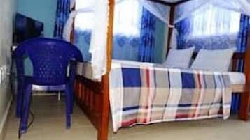 Quarto casal standard (No Airconditioner) | Individualmente decorados, escrivaninha, Wi-Fi de cortesia