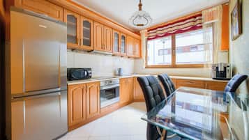 Apartamento (4E/4) | Cozinha privada | Um frigorífico, uma placa de cozinha, uma chaleira elétrica